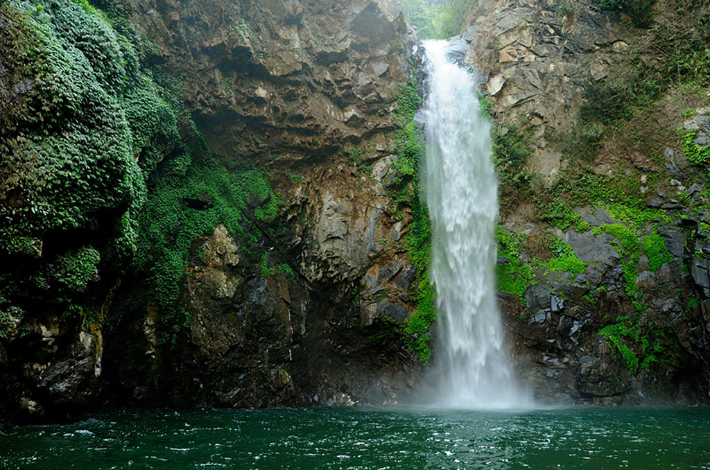 10 Amazing Waterfalls to Visit Right Now | Travel Bucket List ...